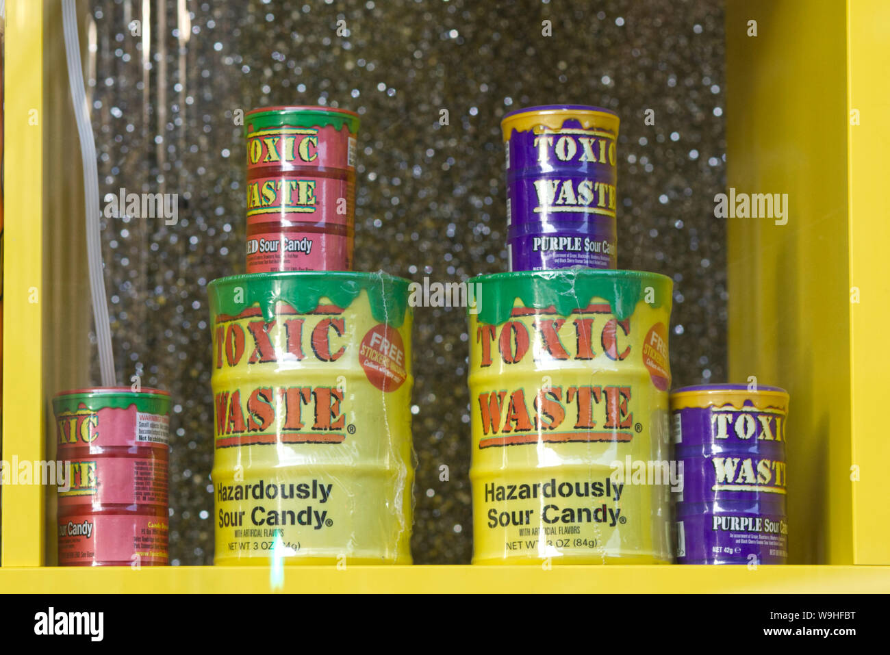 Boîtes de bonbons aigre de déchets toxiques Photo Stock - Alamy