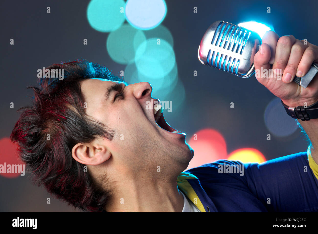 Singing into microphone Banque de photographies et d’images à haute ...