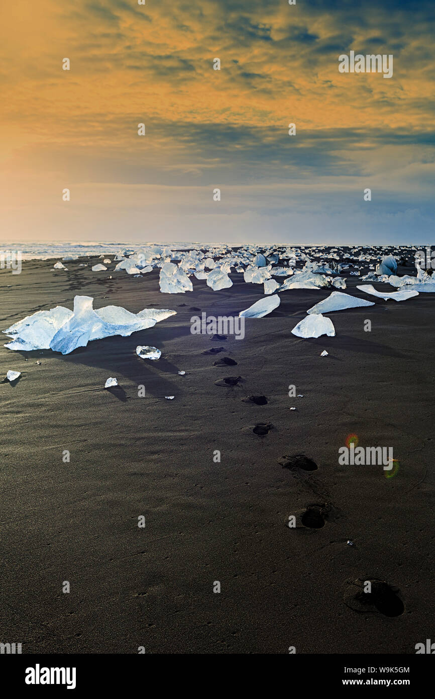 Plage de sable noir et icebergs sur le lac jokulsarlon Banque de ...