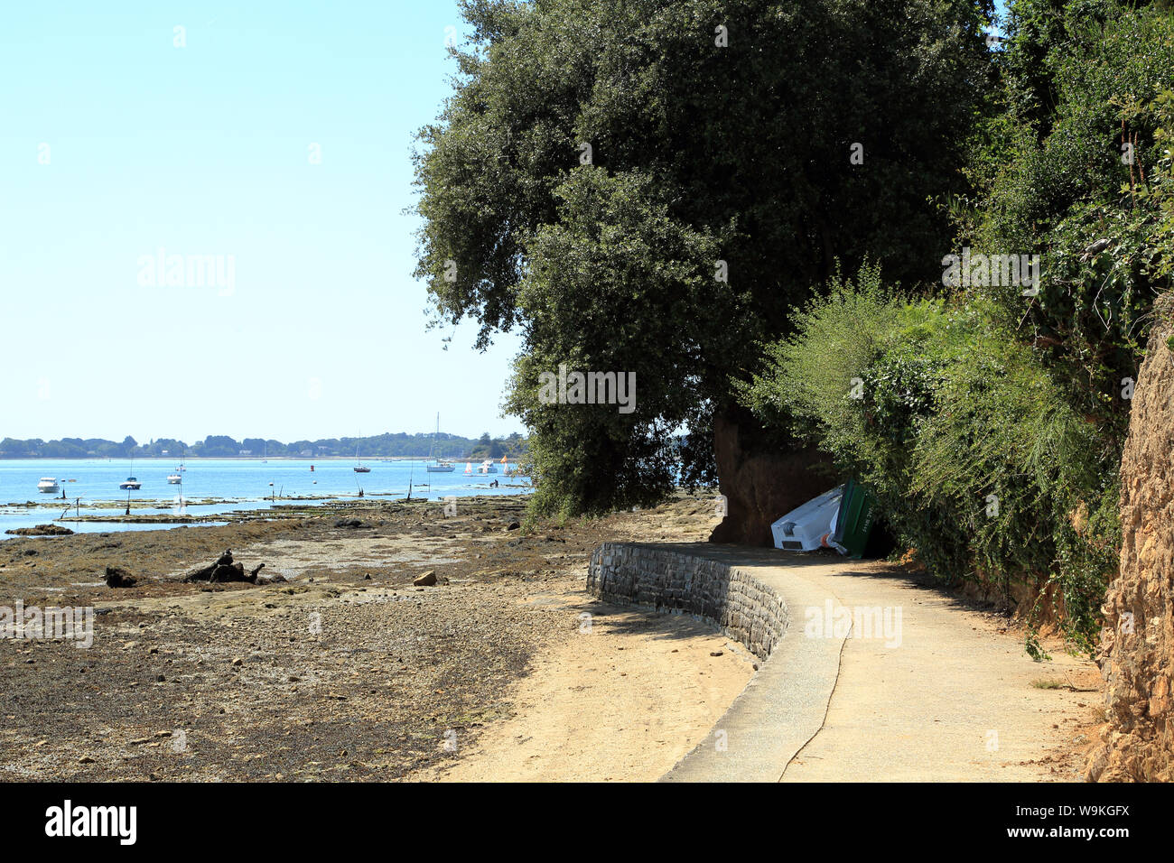Sentier du littoral et le mur donnant sur la mer à marée basse du Plage ...