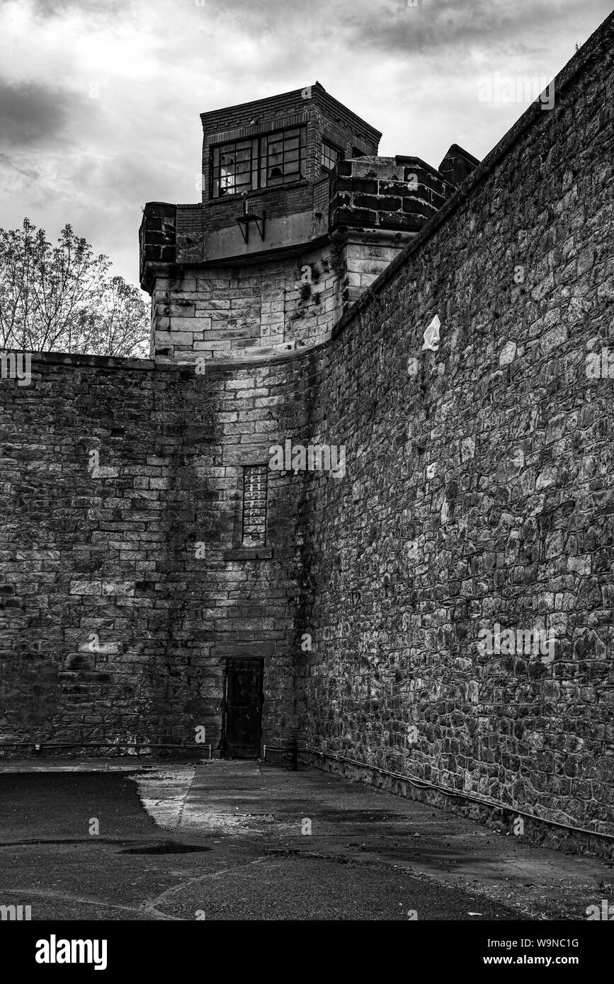 Vigilance tower Banque d'images noir et blanc - Alamy