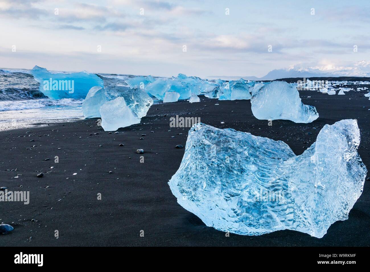 Au Diamond Beach Joekulsarlon Iceberg. Bloc de glace bleue sur la plage ...