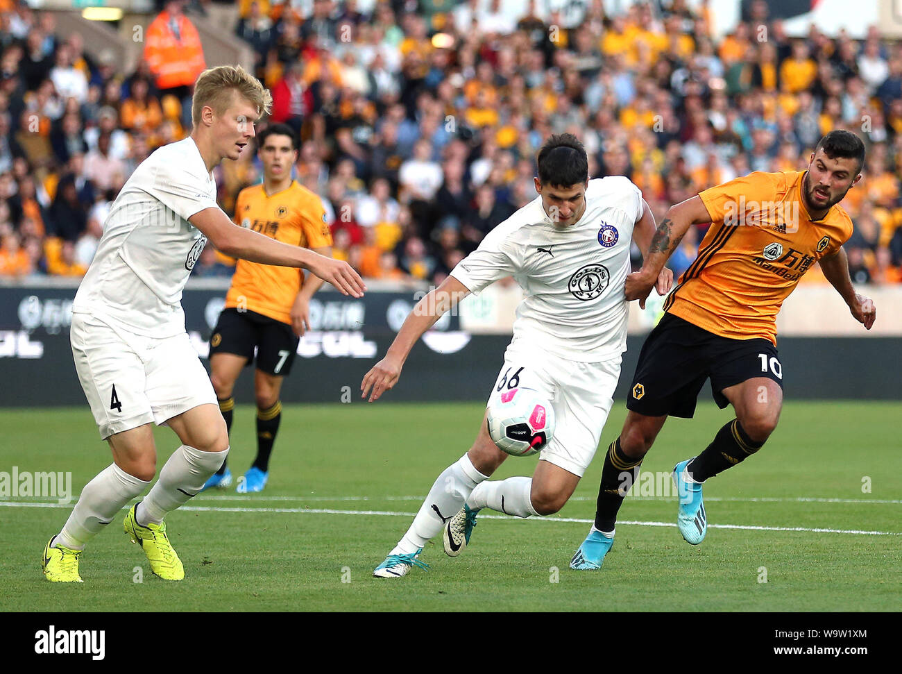 Wolverhampton wandererss patrick cutrone bataille Banque de ...