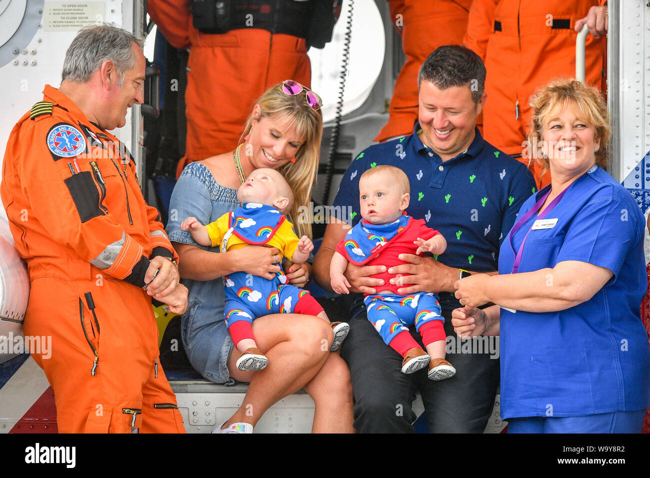 Jennie et rich powell avec leurs jumeaux jenson Banque de photographies ...
