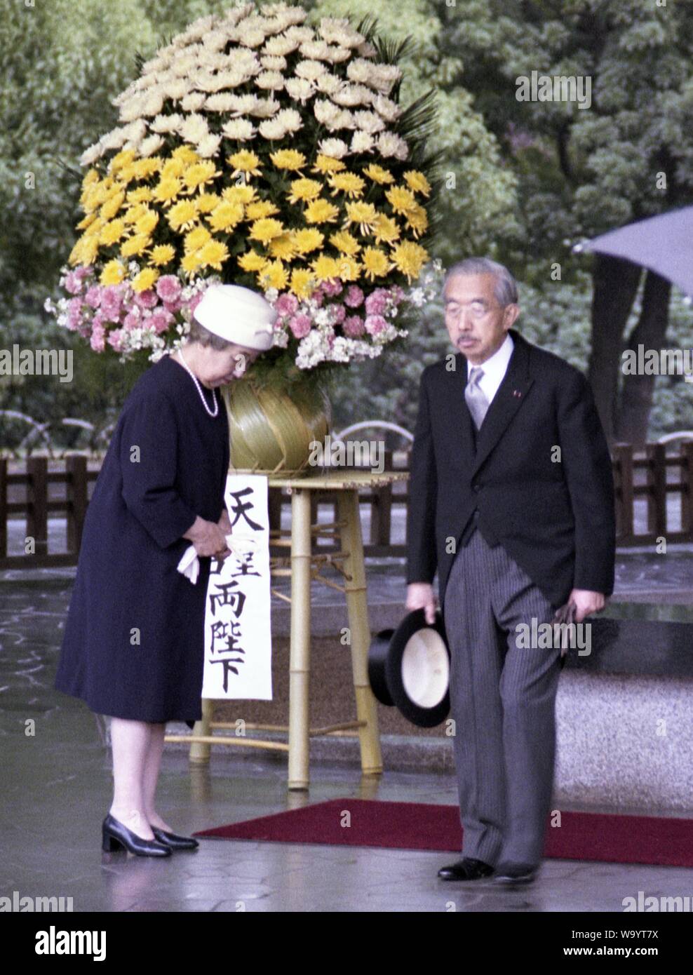 File photo prise le 21 novembre 1975, montre l'empereur Hirohito du Japon et de l'Impératrice ...