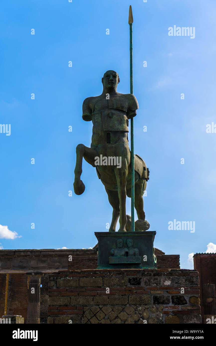 Pompéi, Italie statue de centaure. Statue moderne par le sculpteur ...