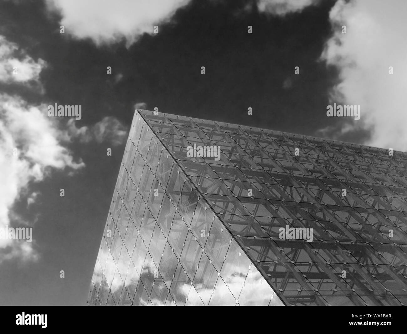 Futuroscope building Banque d'images noir et blanc - Alamy