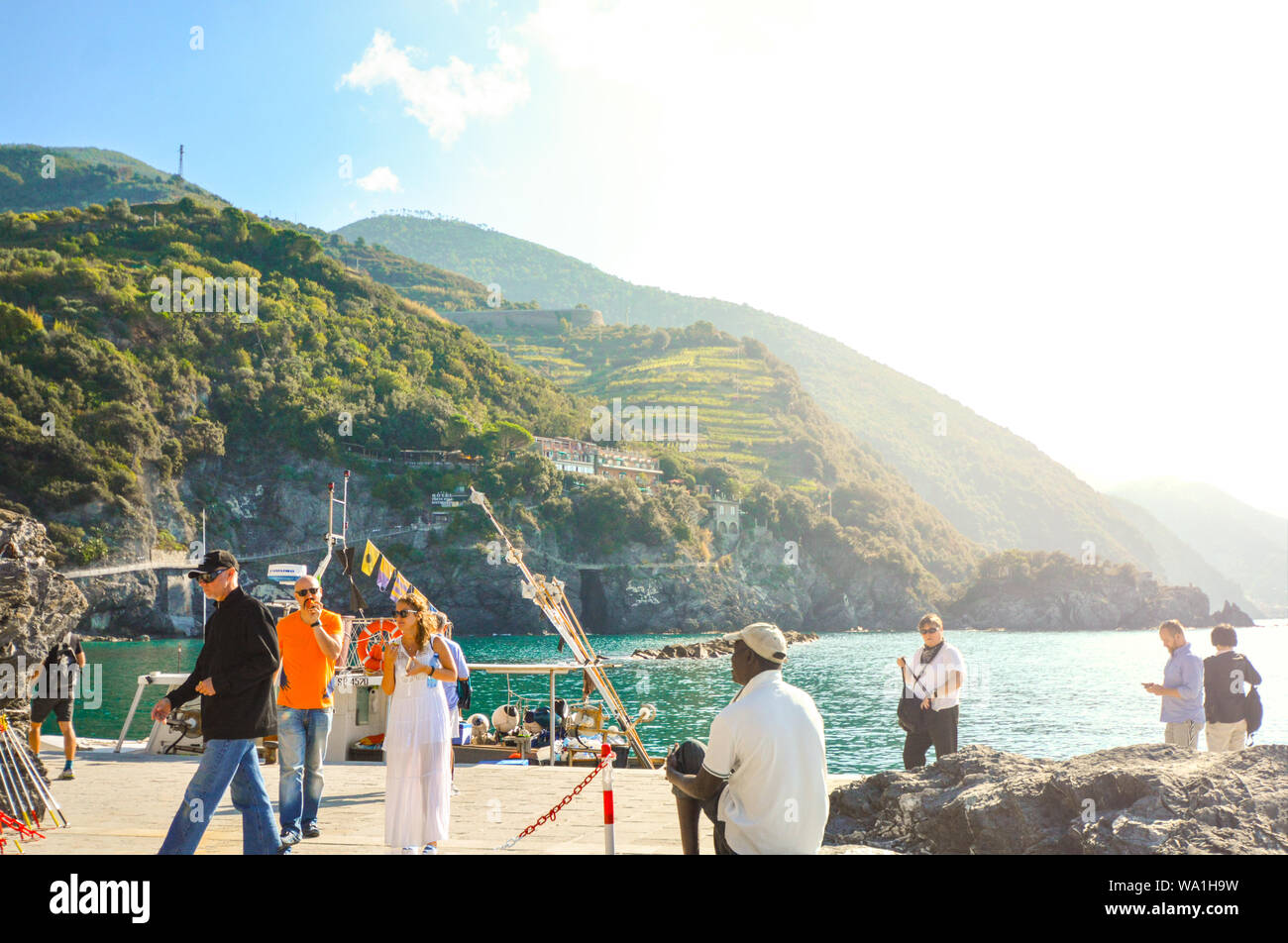 Excursion touristique en bateau dans les cinque terre Banque de ...