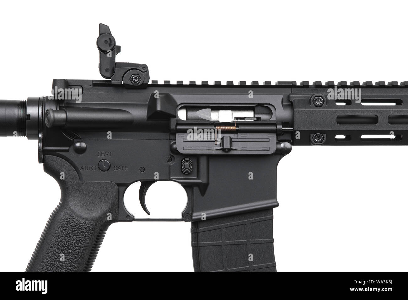 Fusil automatique moderne isolé sur fond blanc. Carabine universel ...