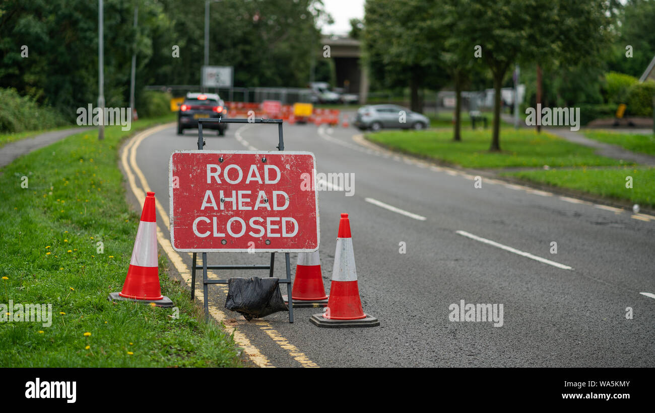 Road ahead closed sign Banque de photographies et d’images à haute ...