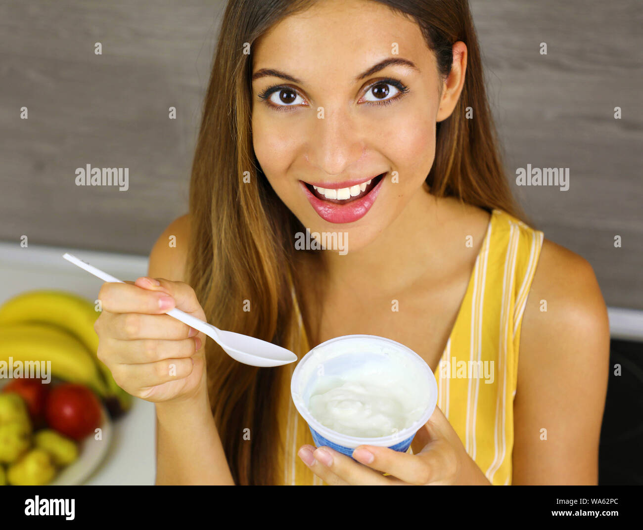 Girl eating light yaourts a la maison. Close up a partir de ci dessus. Concept en bonne sante Photo Stock Alamy