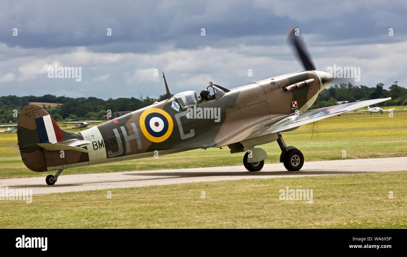 Squadron spitfire aircraft flying Banque de photographies et d’images à ...