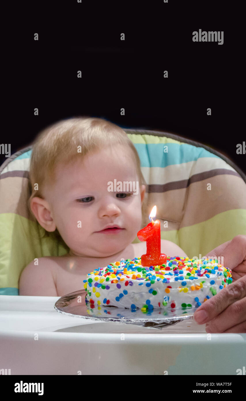 Gâteau de joyeux anniversaire avec bougie allumée Banque de ...