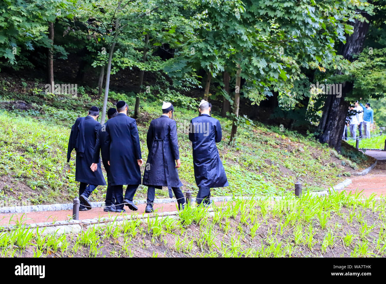 Les garçons, une famille de juifs hassidiques, en vêtements noirs ...