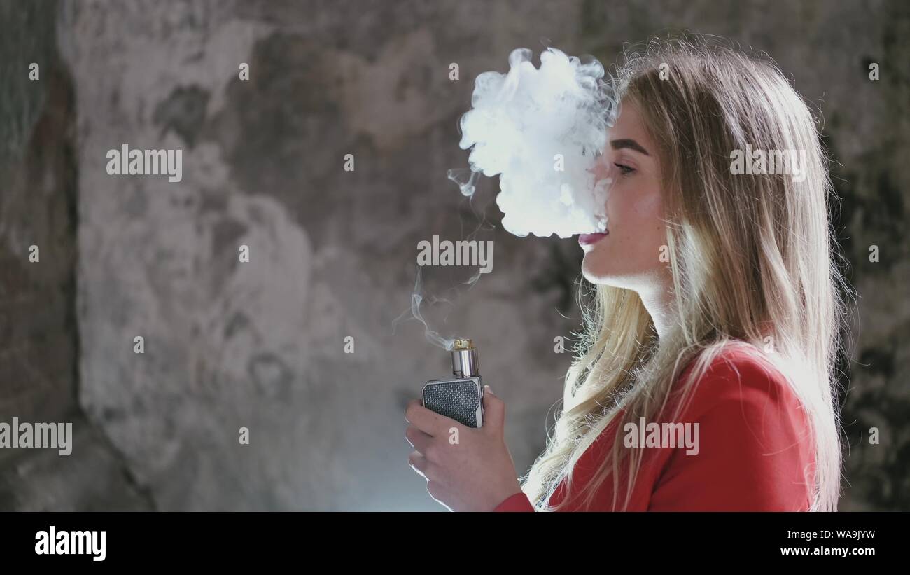 Jeune fille élégante dans une ville avec vape Photo Stock - Alamy