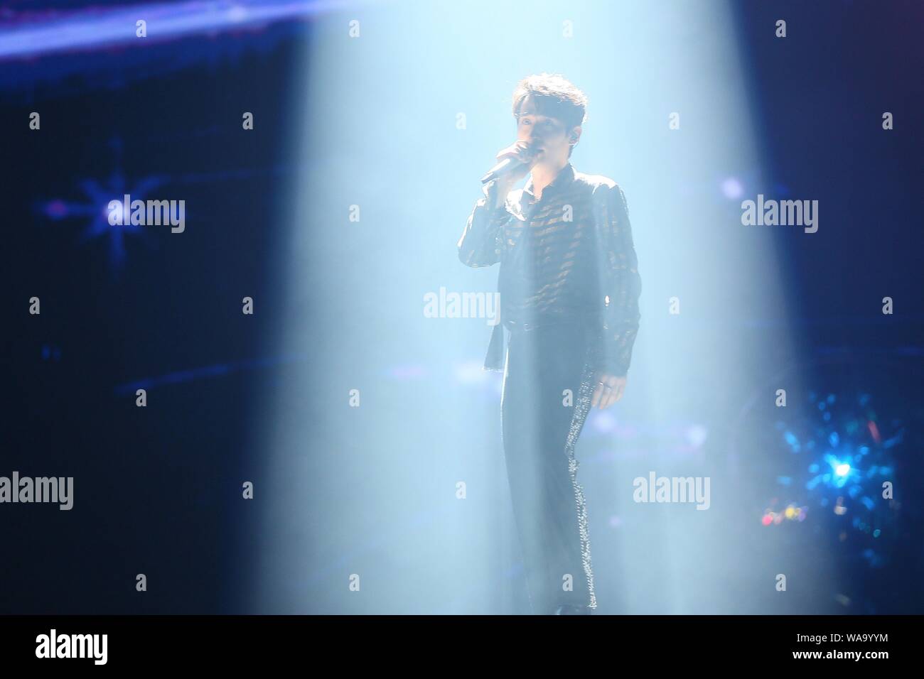 L'acteur chinois Zhu Cang Yue effectue pendant la nuit des jeunes ...