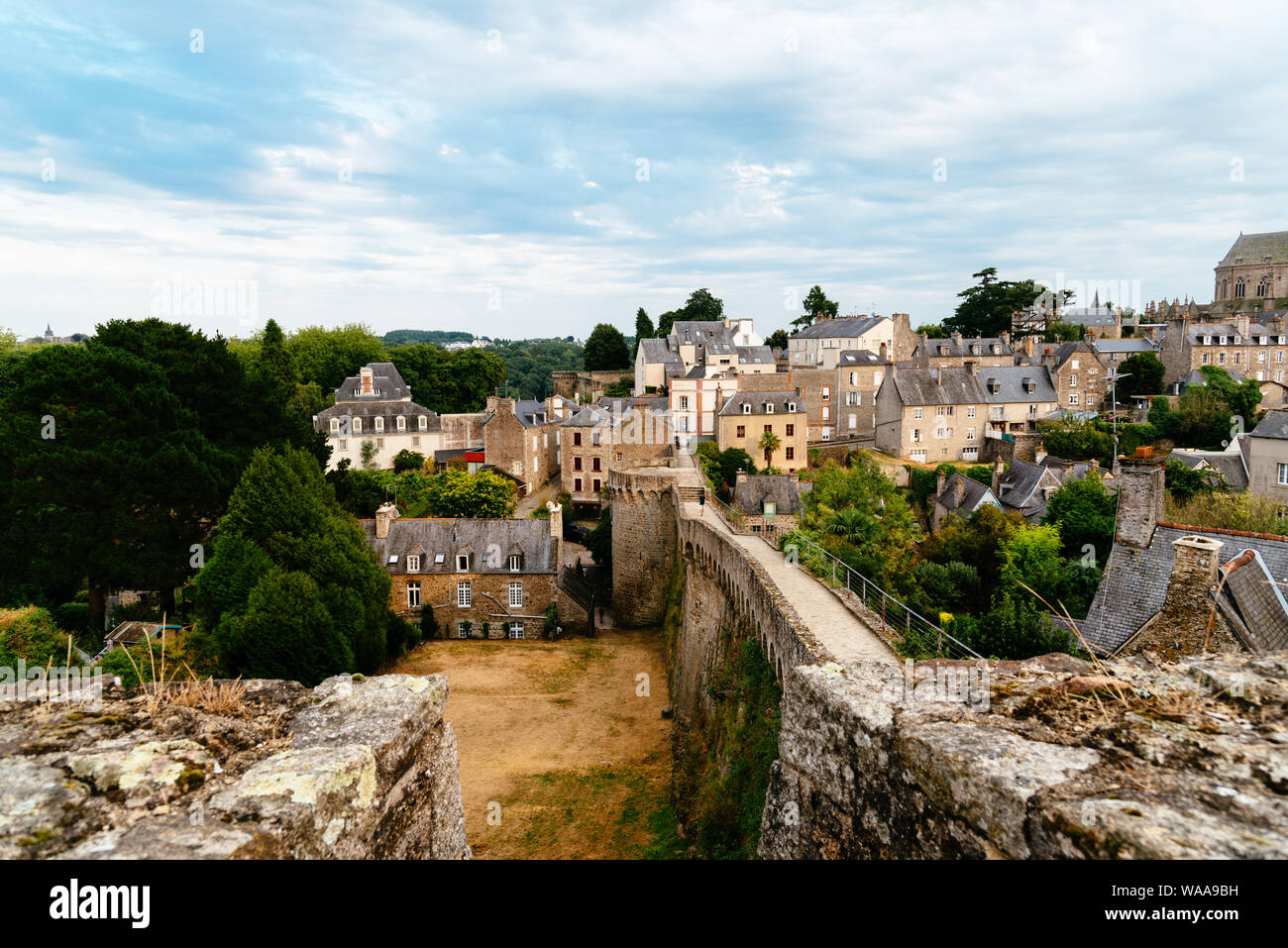 Portrait de Dinan avec de vieilles rues pavées et maisons médiévales en ...