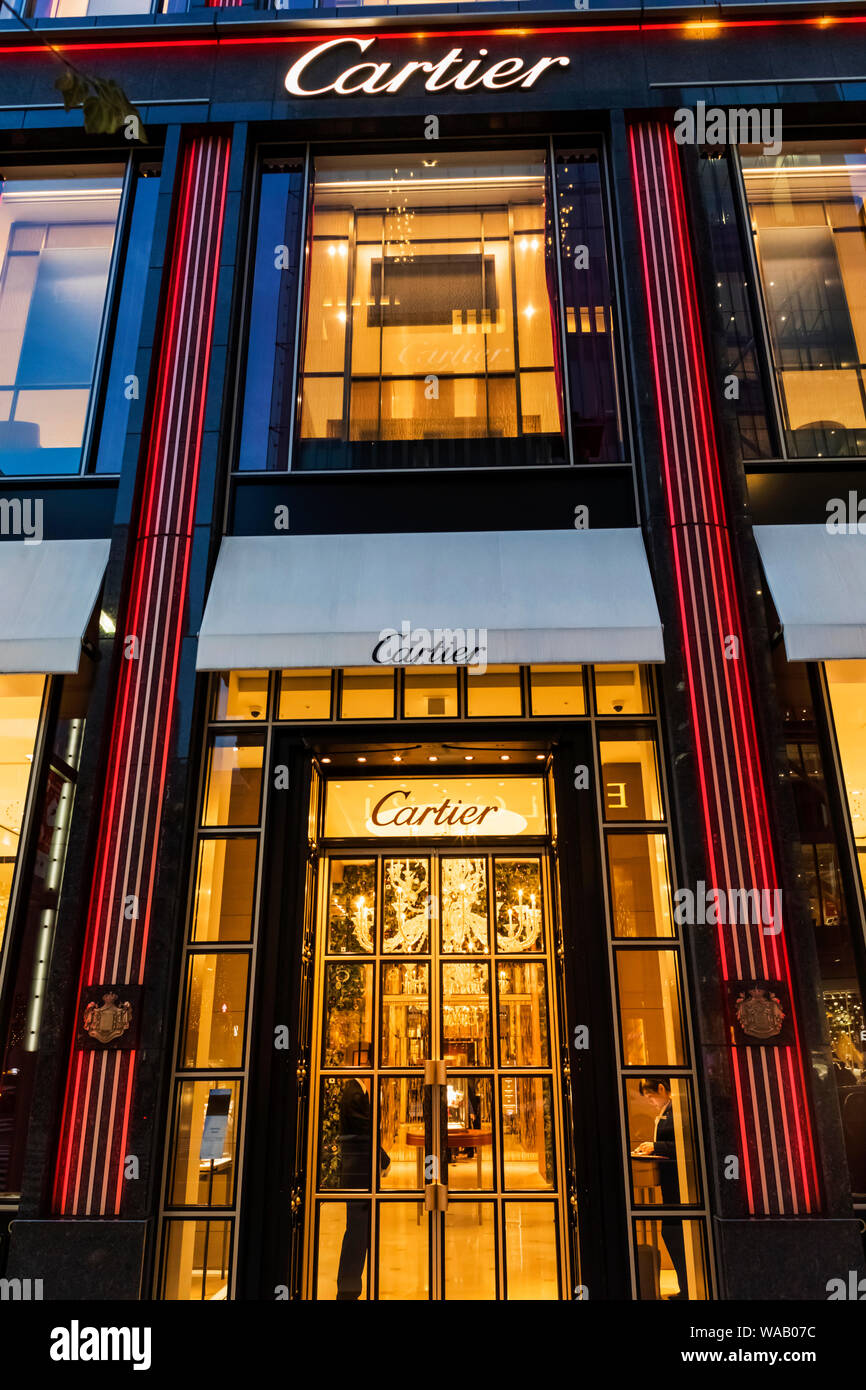 Japan tokyo ginza cartier store Banque de photographies et d’images à ...