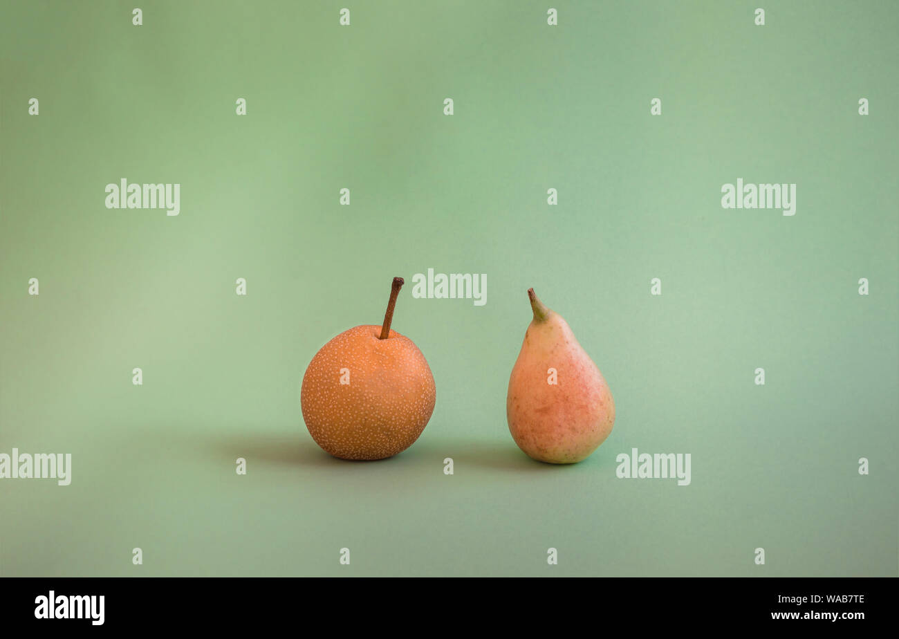 Deux différentes sortes de poires : Nashi ou poire asiatique et San ...