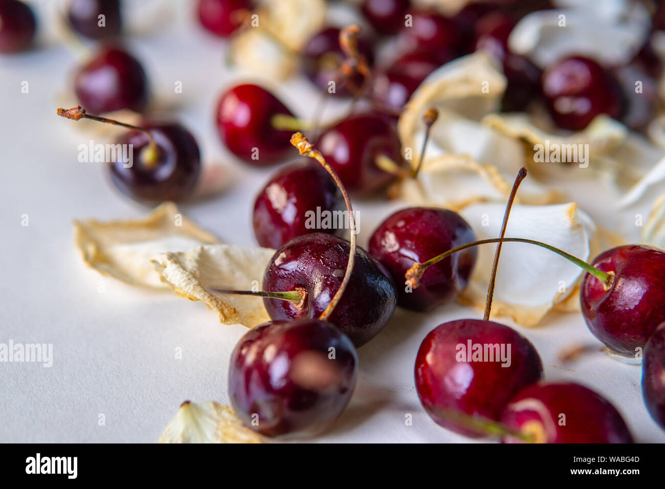 Sweet Cherry gâté du frigo, fruits pourris. Isolé sur fond blanc ...