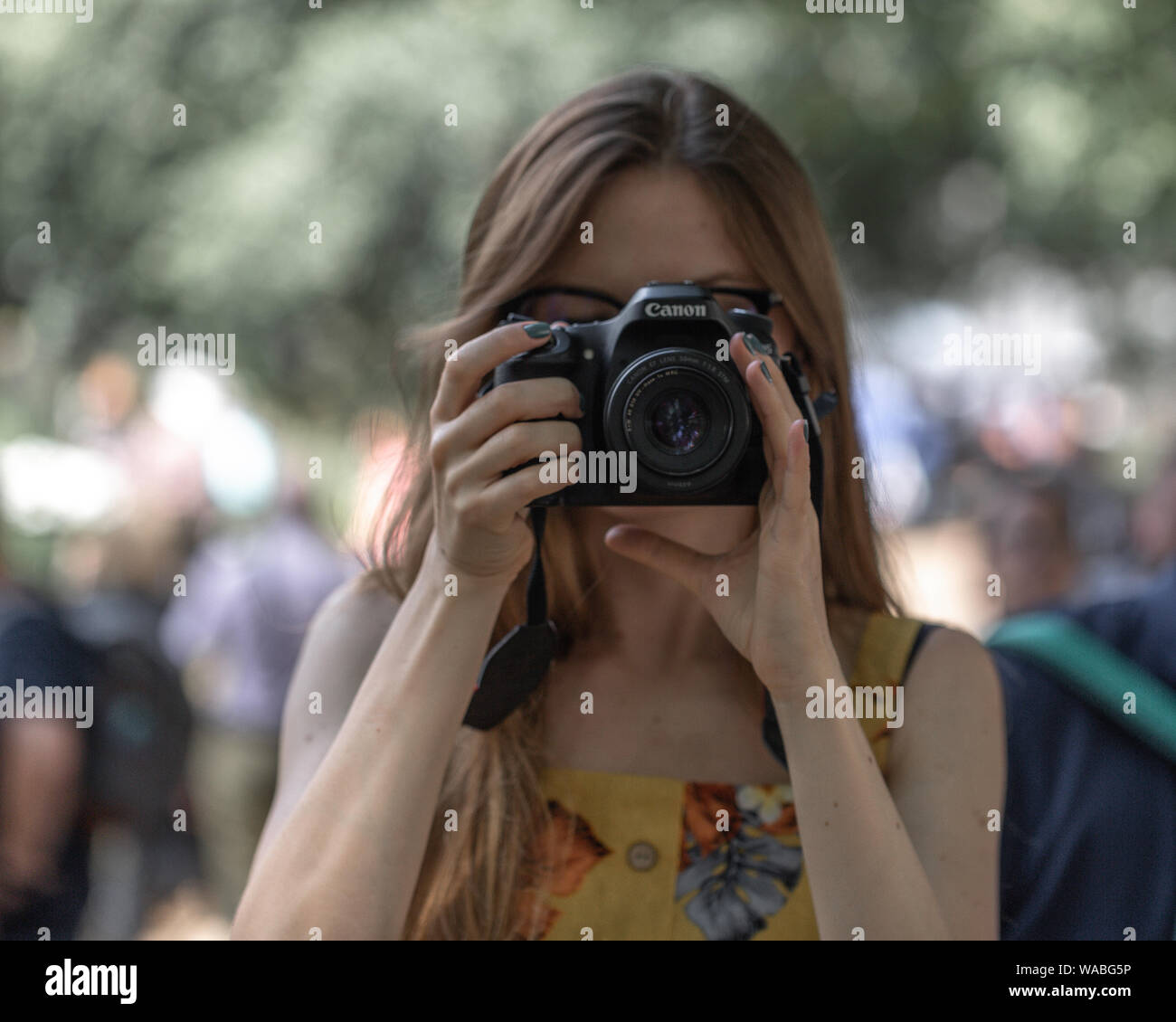 Femme photographe avec appareil photo canon dslr Banque de ...