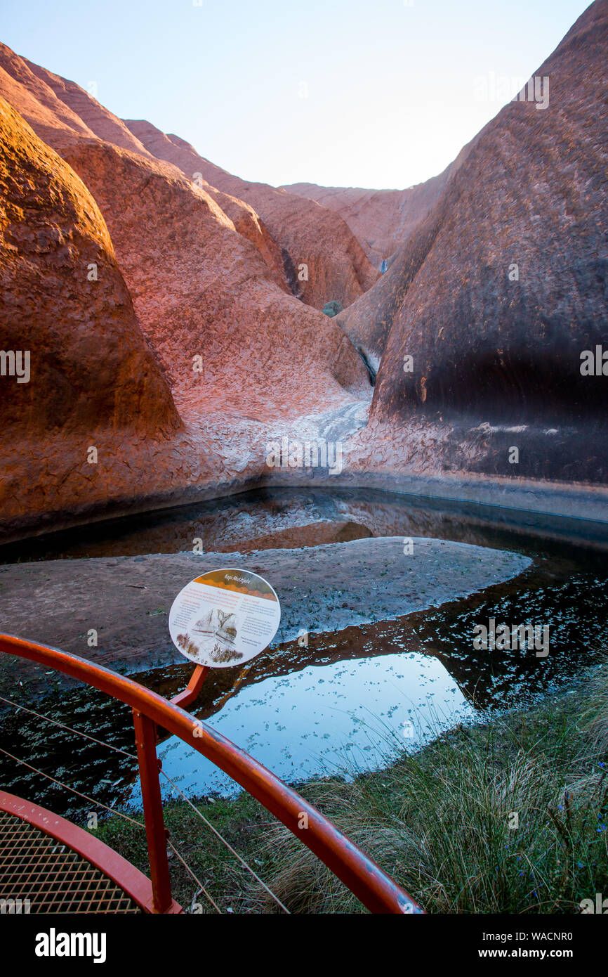 Mutitjulu waterhole uluru ayers rock Banque de photographies et d ...