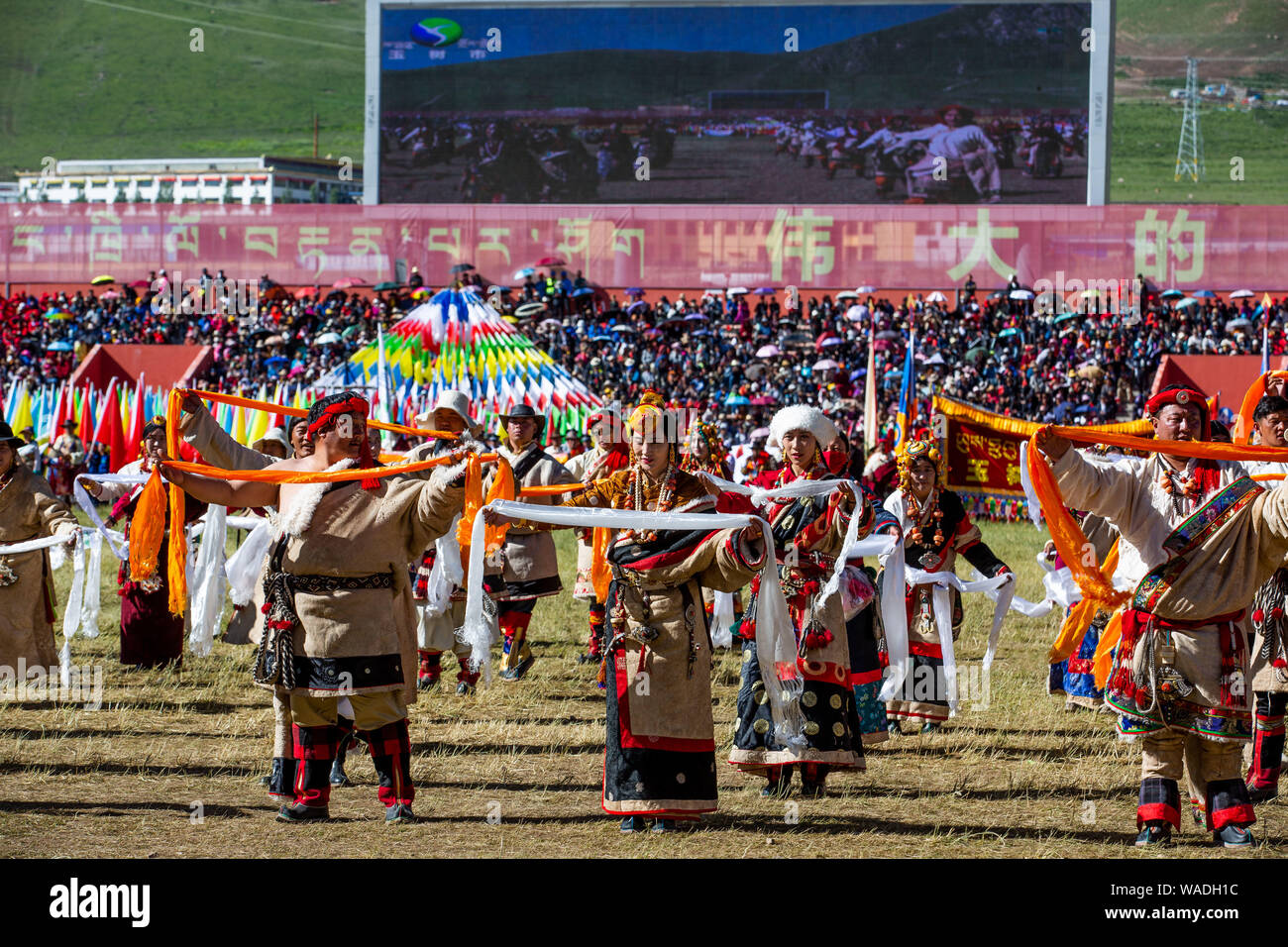 Le peuple chinois d'ethnie tibétaine se rassemblent pour célébrer la ...