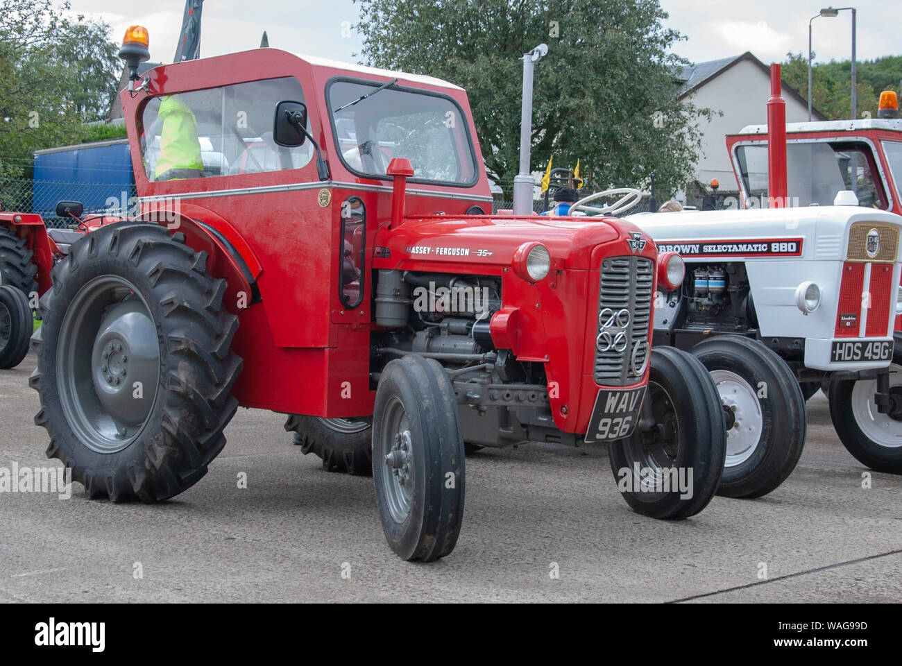 Tracteur rouge massey ferguson 35 vintage Banque de photographies et d ...