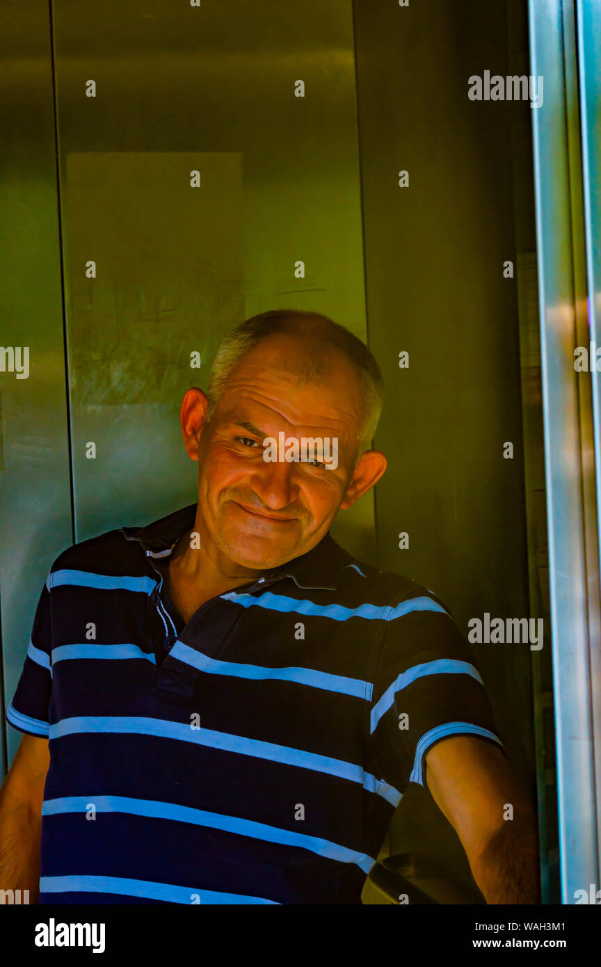 Un homme qui sort de la porte Banque de photographies et d’images à ...