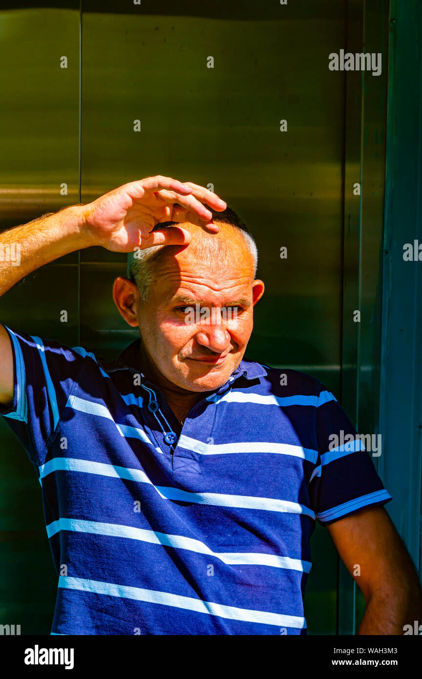 Un homme qui sort de la porte Banque de photographies et d’images à ...