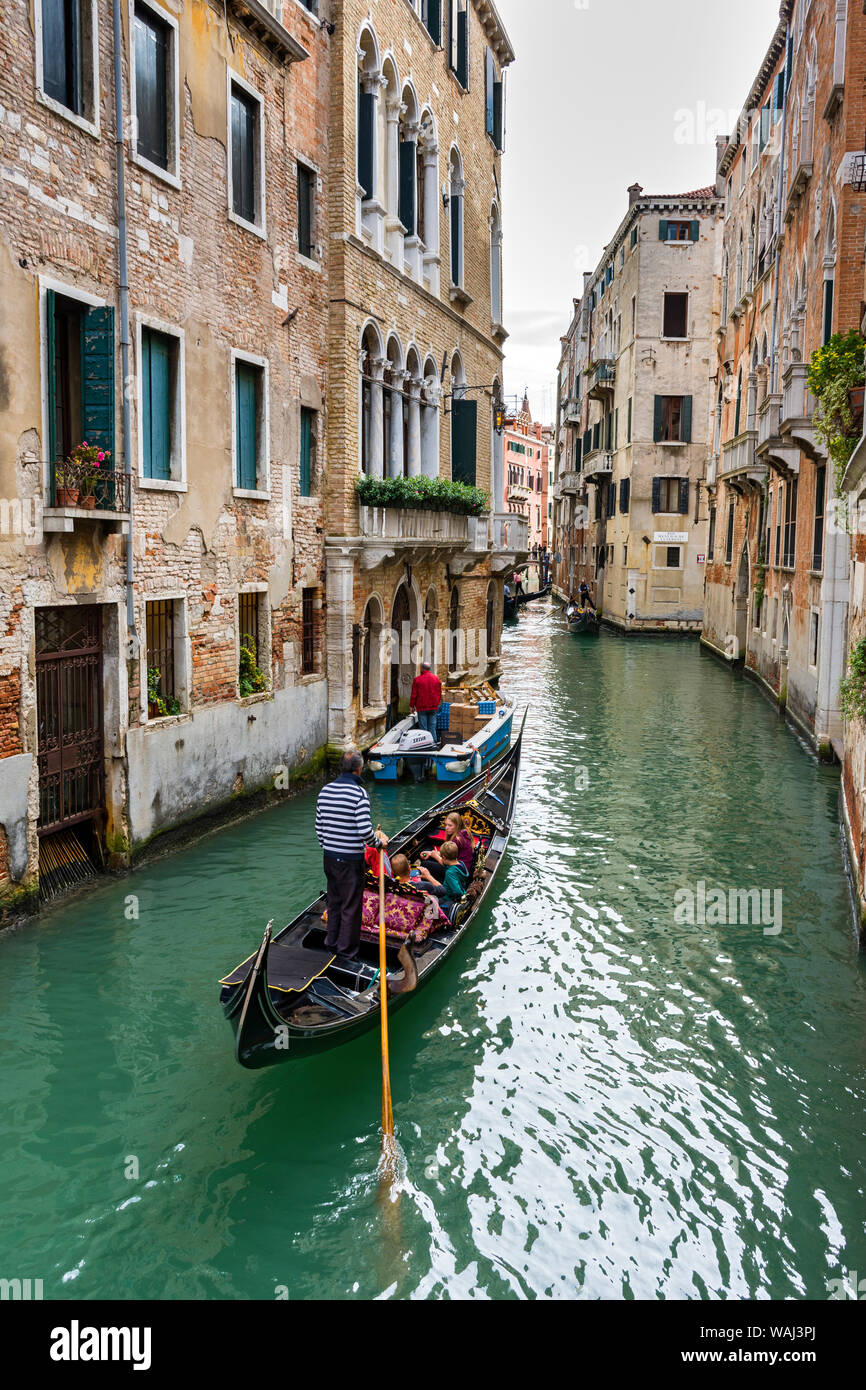 Gondola sur le Rio del Canal Barcaroli du Ponte de la Cortesia bridge ...