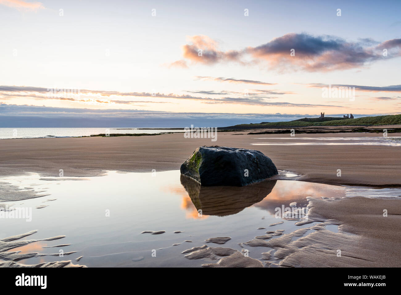 Château de dunstanburgh de la baie d'embleton Banque de photographies ...