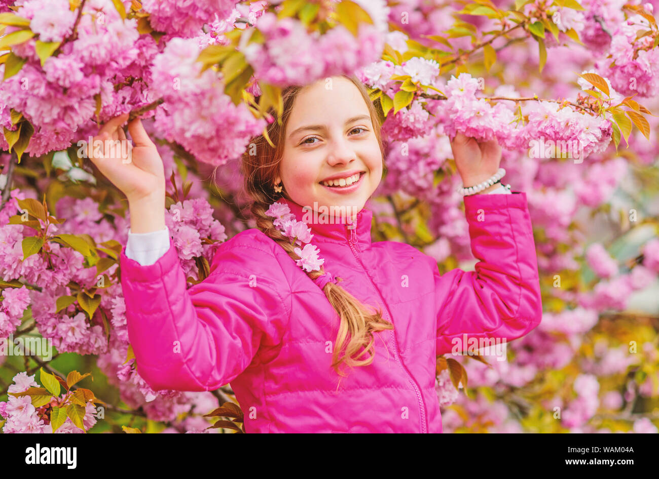 Le rose est mon préféré. Petite fille profiter du printemps. Kid sur ...