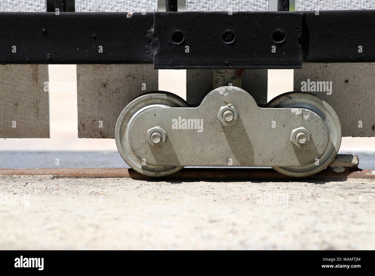 La roue de la porte coulissante en face de la maison. Roues en acier ...