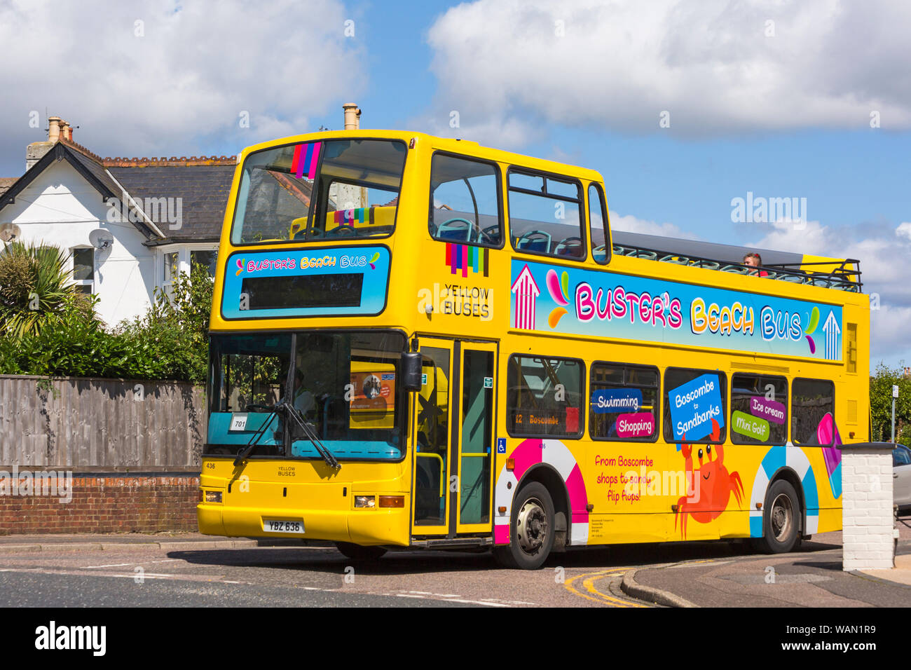 Le bus de plage Busters, bus jaune à impériale à toit ouvert, s'est ...