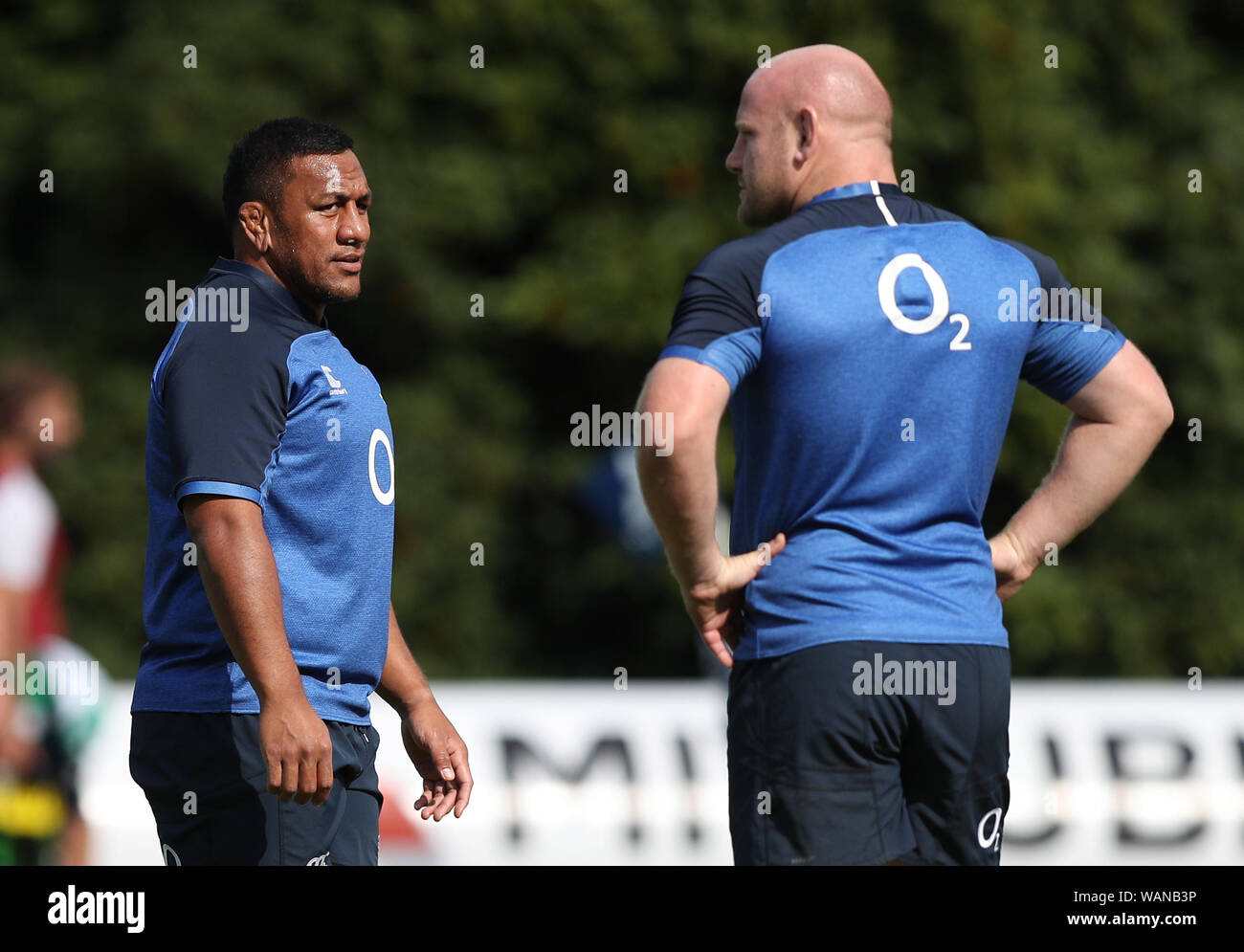 L'Angleterre Dan Cole (à droite) et le Mako Vunipola durant la session ...