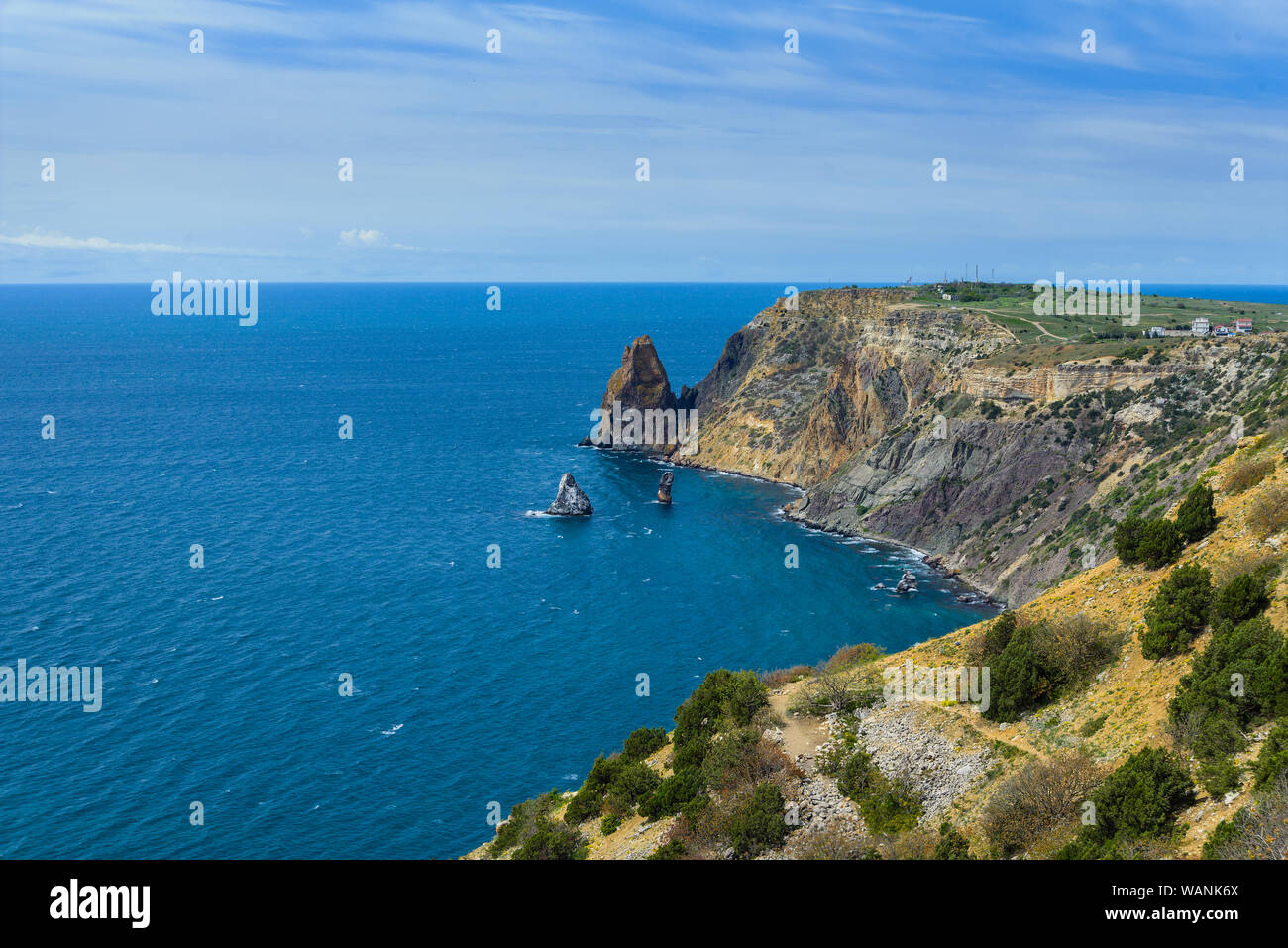 Un rocher dans la mer Banque de photographies et d’images à haute ...