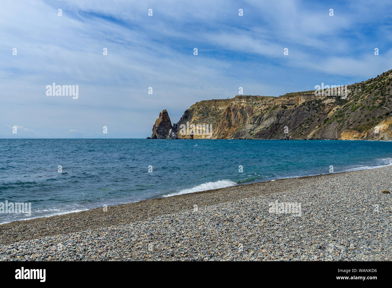 Un rocher dans la mer Banque de photographies et d’images à haute ...
