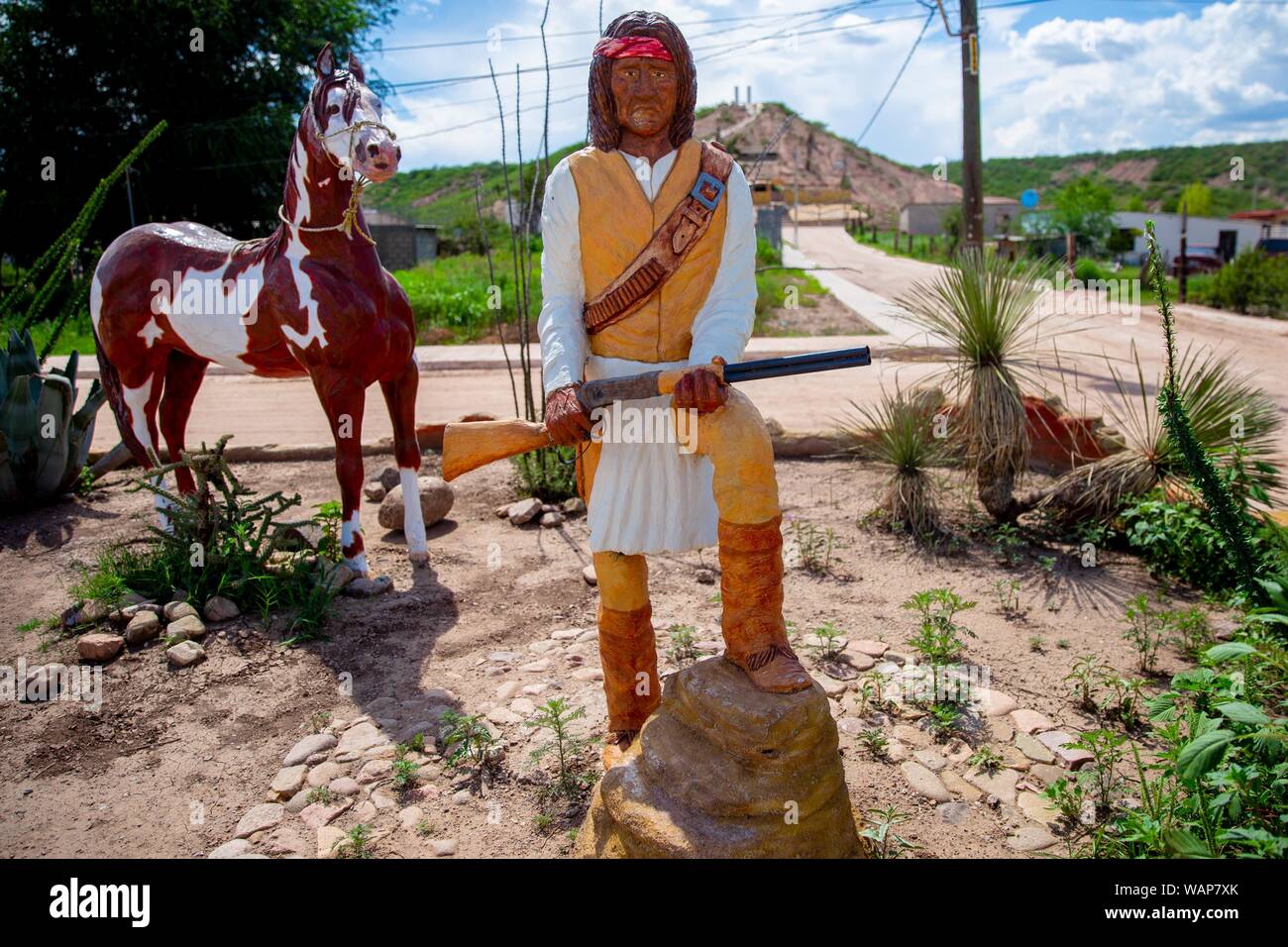 Monument, statue de l'indien Geronimo dans la ville de Fronteras ...