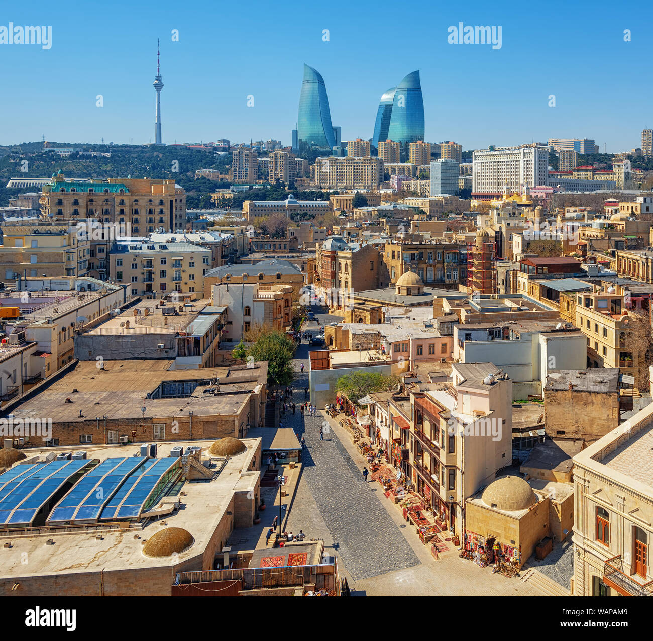 La ville de Bakou, vue aérienne sur la vieille ville et la ville ...