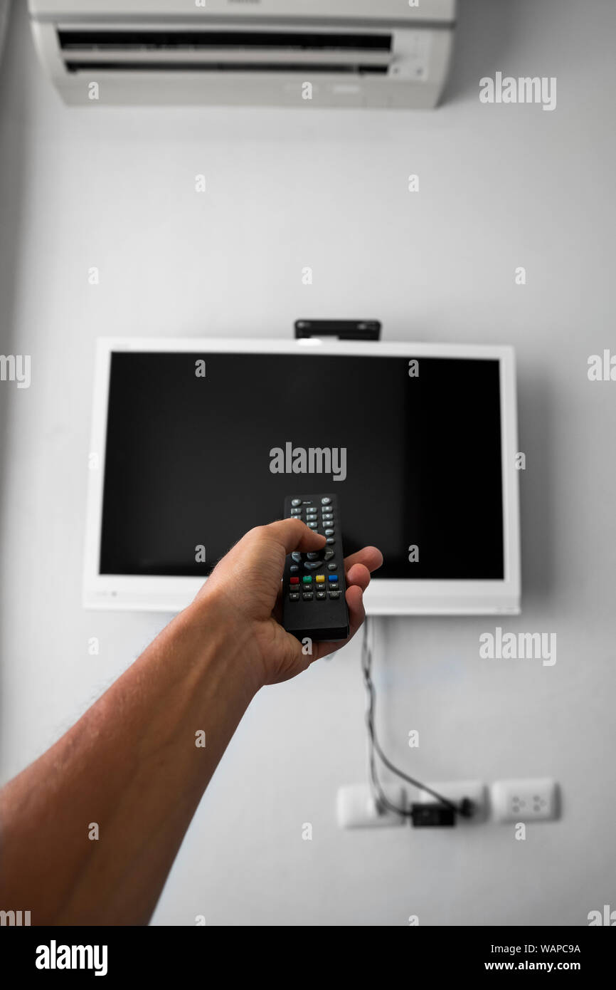 L'homme avec la télécommande dans la main veulent mettre le plat et ...