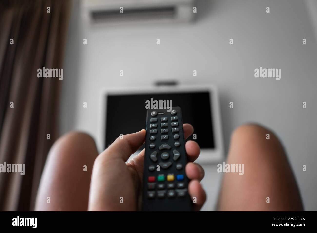 L'homme avec la télécommande dans la main veulent mettre le plat et ...