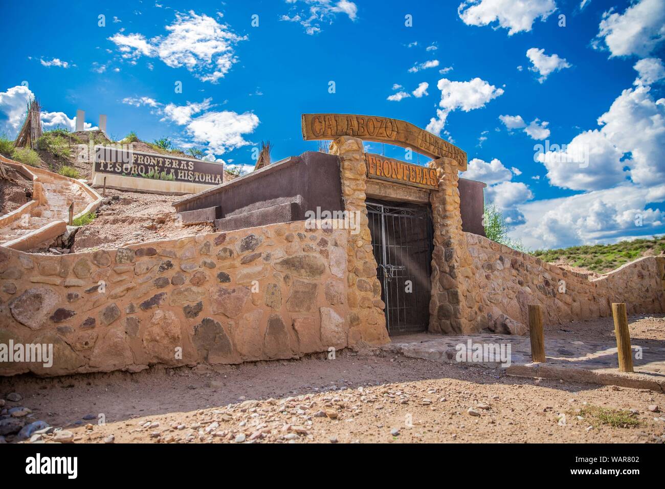 Geronimo's Prison. Une caverne sur une colline ou petite montagne a été ...
