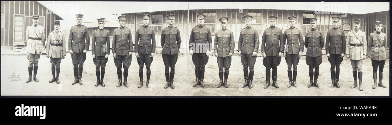 Commandant de la Division, 84e Division, le major général Hale, avec le ...