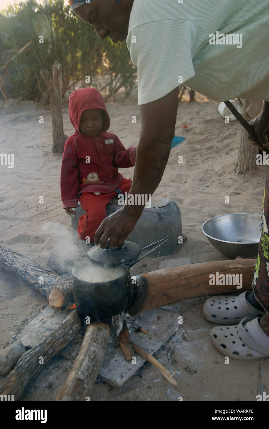 Vieille dame un pot de cuisson du Nshima, une soupe épaisse à base de ...