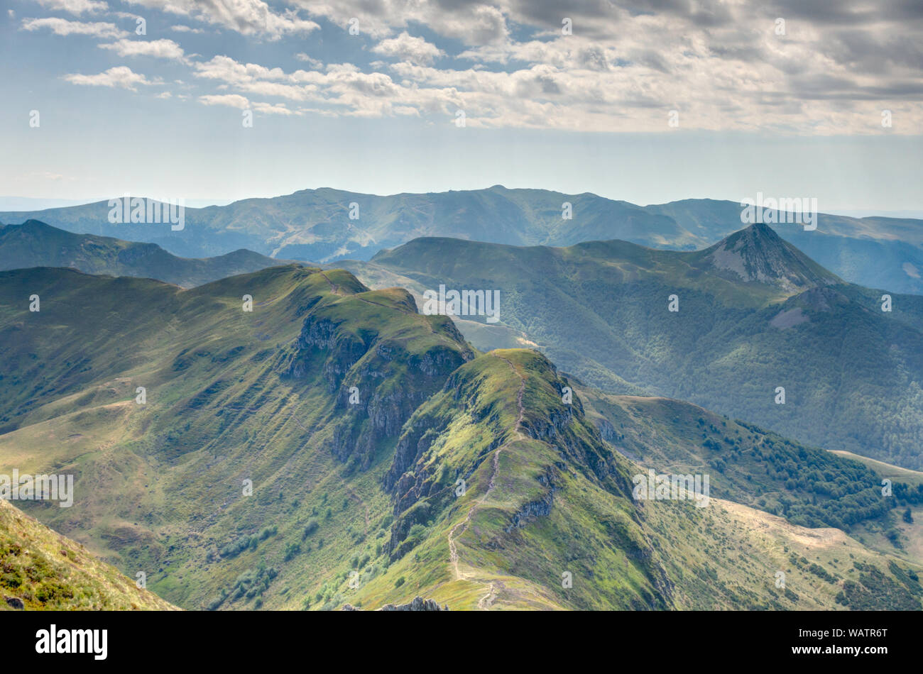Puy mary cantal aerial Banque de photographies et d’images à haute ...