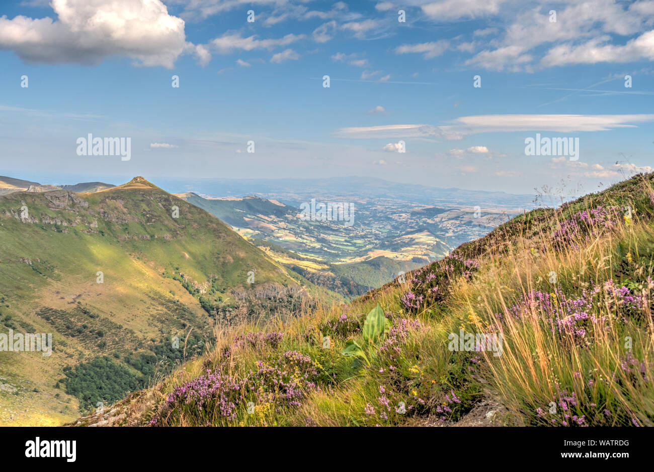 Puy mary cantal aerial Banque de photographies et d’images à haute ...