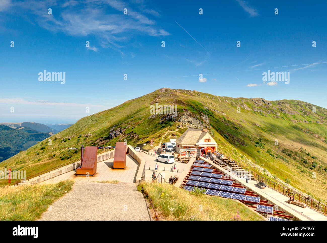 Puy mary cantal aerial Banque de photographies et d’images à haute ...