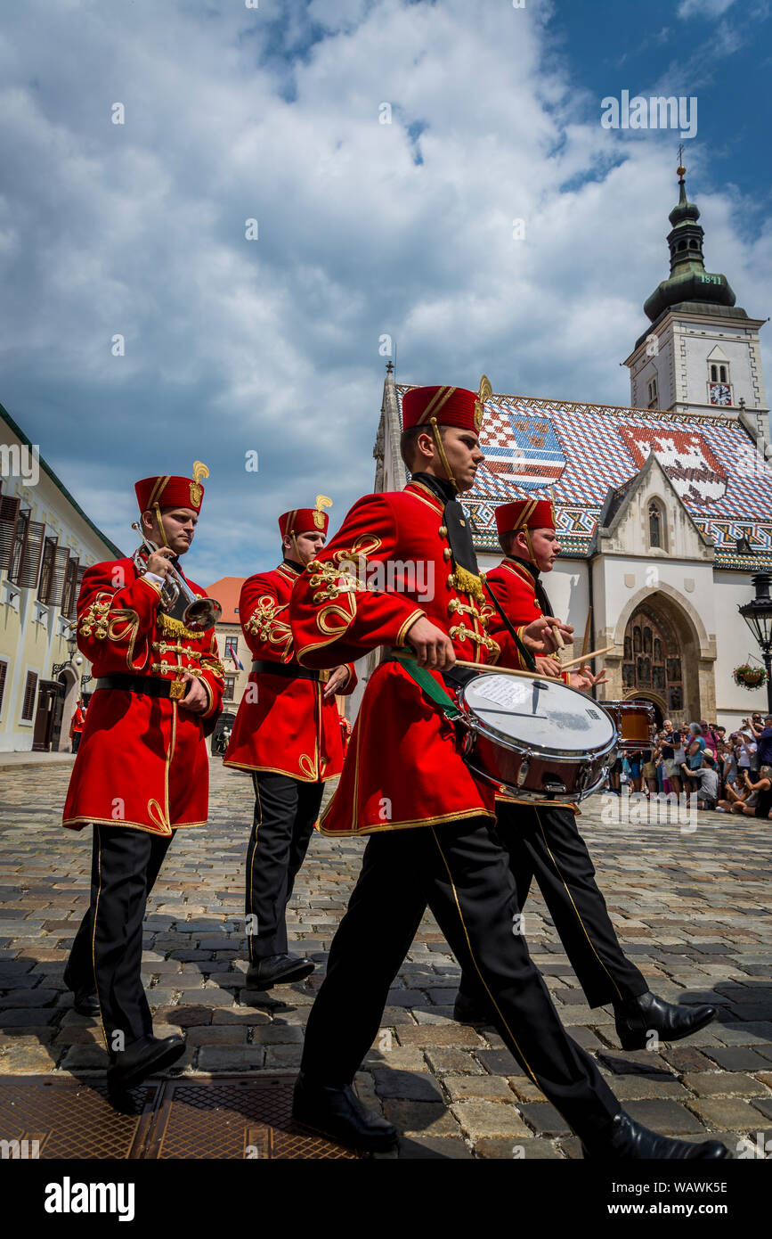 La relève de la garde, des soldats croates en regalia historique en ...