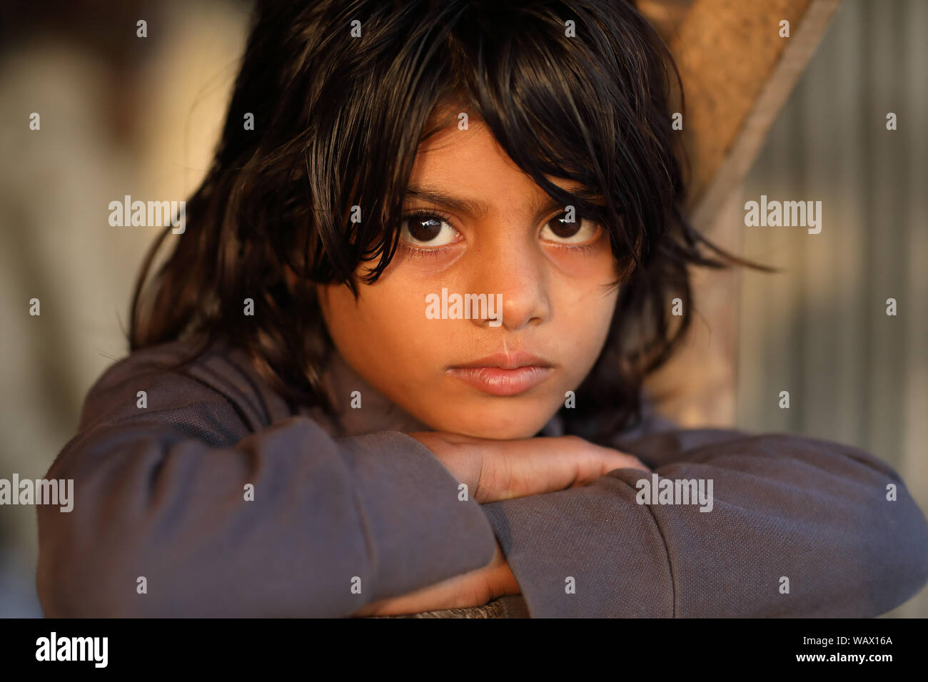 Pauvre fille de la rue Banque de photographies et d’images à haute ...